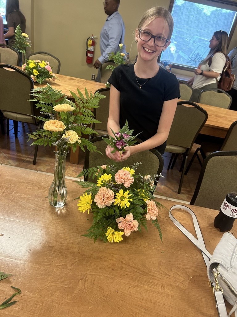 Dooly County students at Central Region FFA floral design clinic ...