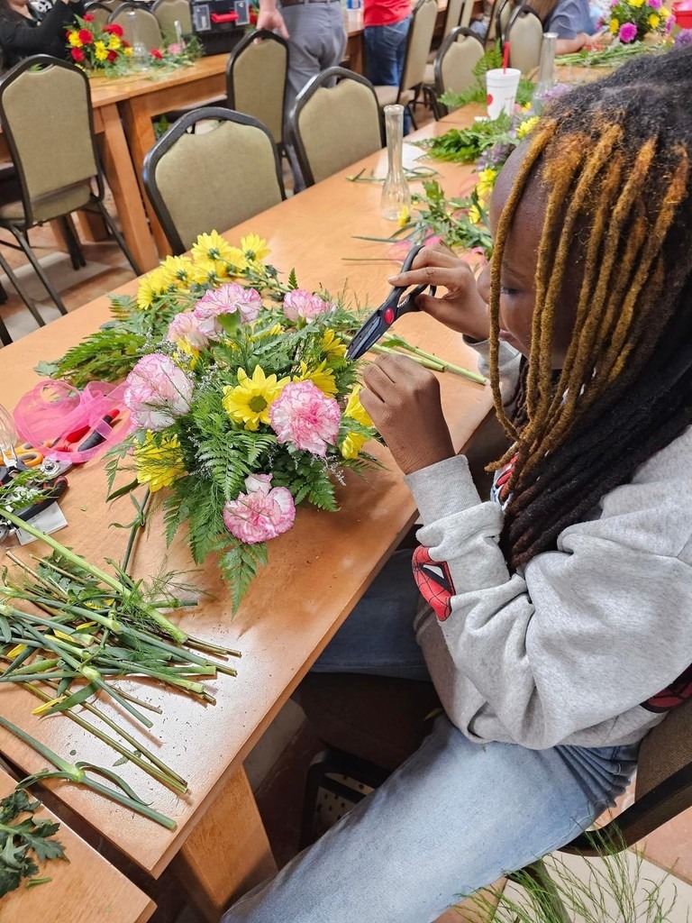 Dooly County students at Central Region FFA floral design clinic ...